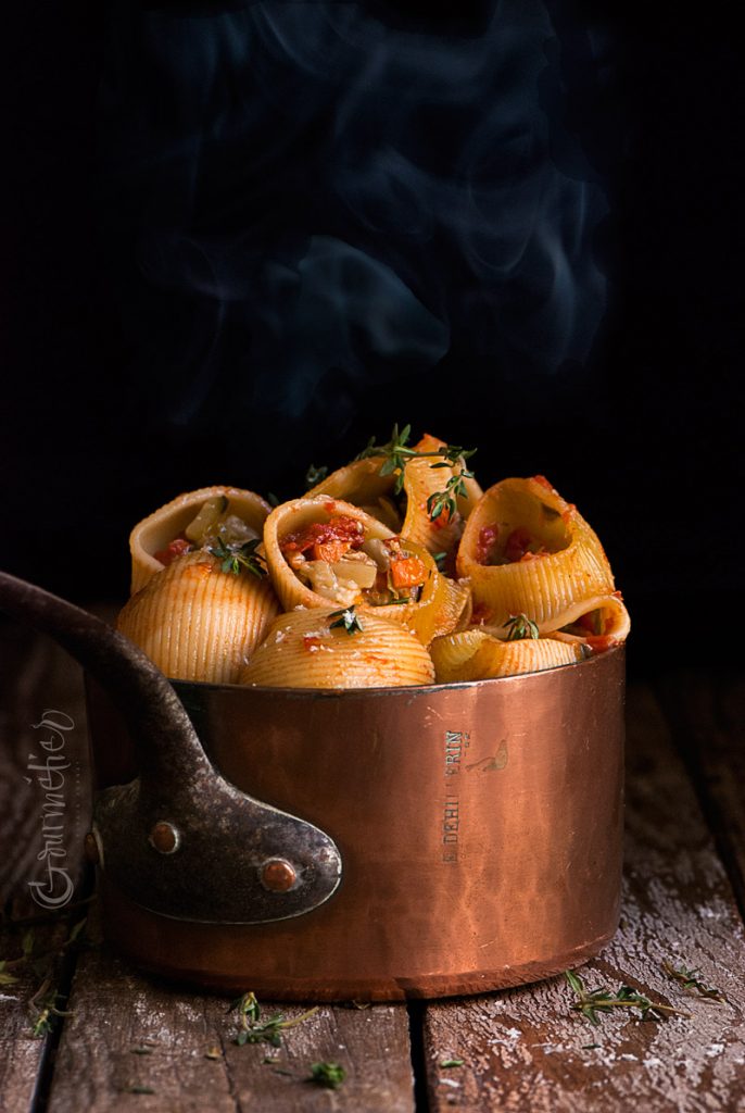 Receta de la pasta Lumaconi rellena de pisto y mozzarella - Gourmétier