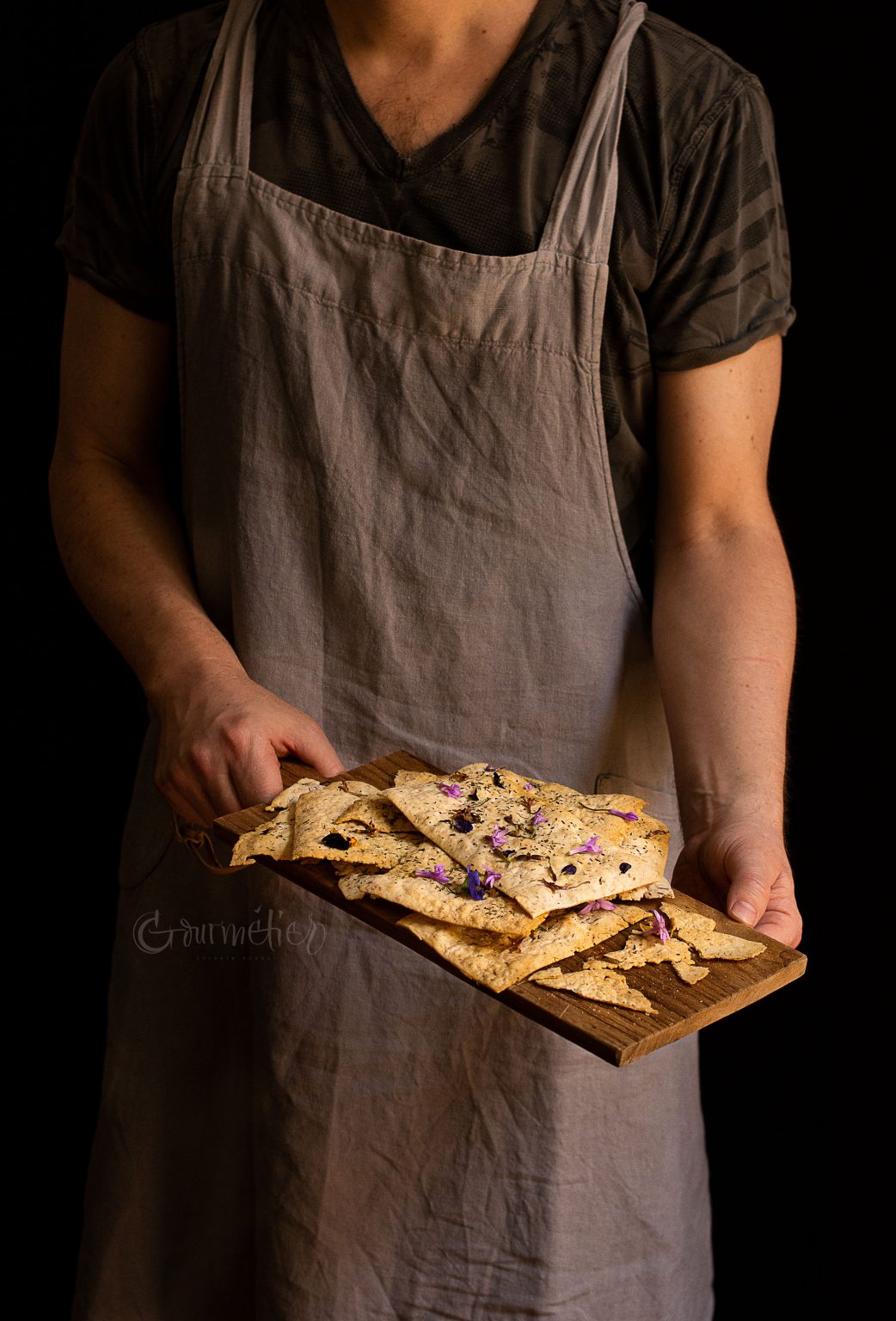 Crackers de flores de ajo, con masa madre - Gourmétier