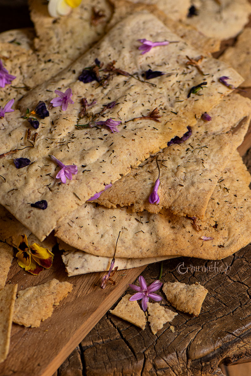 Crackers de flores de ajo, con masa madre - Gourmétier